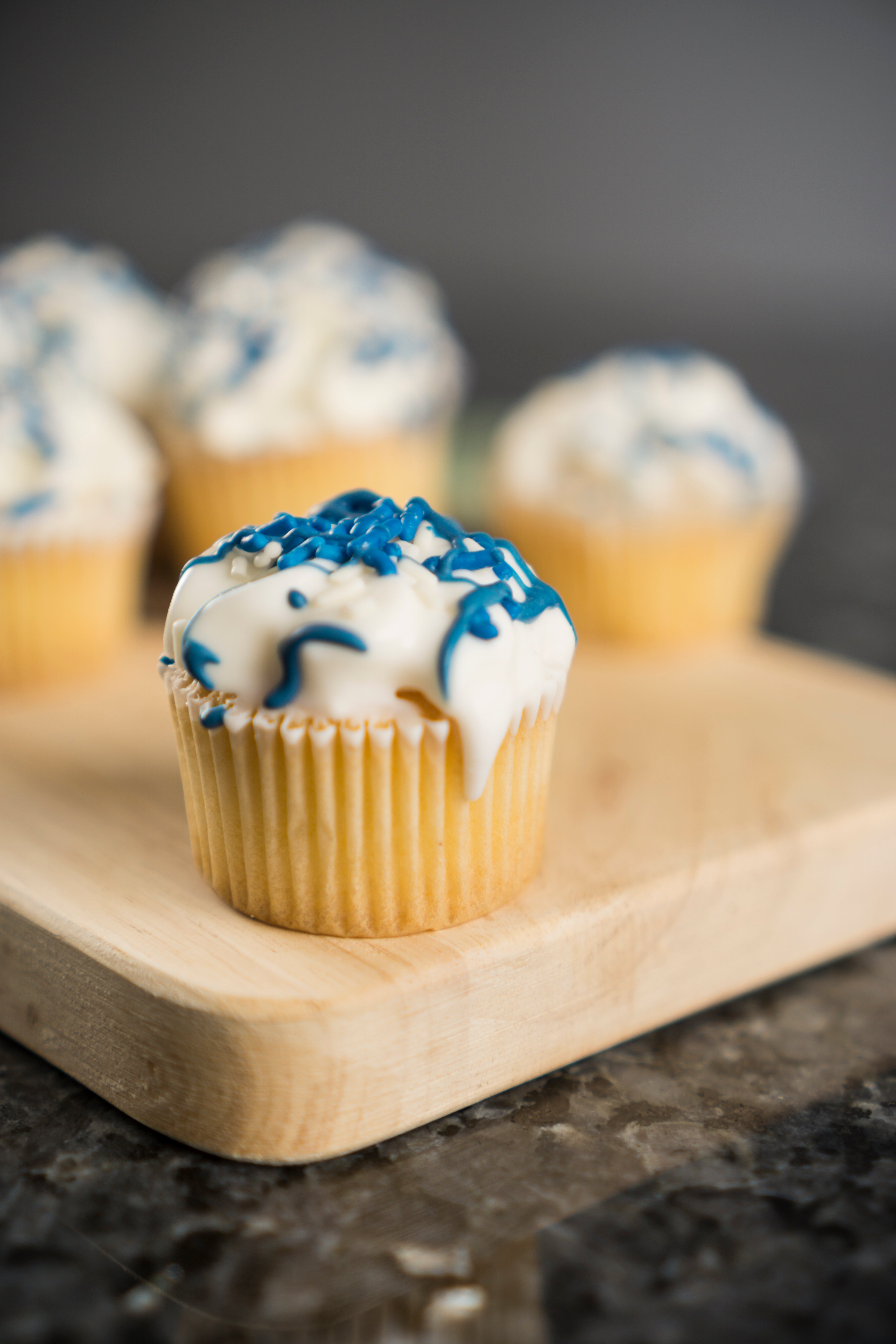 Mini Blue & White Cupcakes 12-Pack – ButterFlake